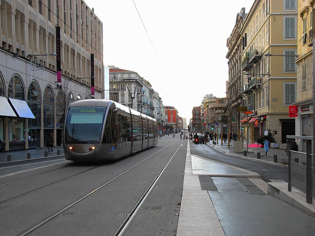 海外LRTニュース・ひろい読み: 【ニース】土曜の午後はトラムと歩行者だけ